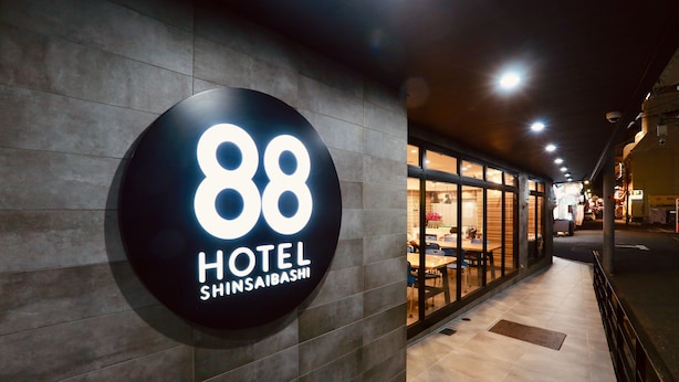 Placa de hotel com o número 88 e o nome 'Shinsaibashi'.