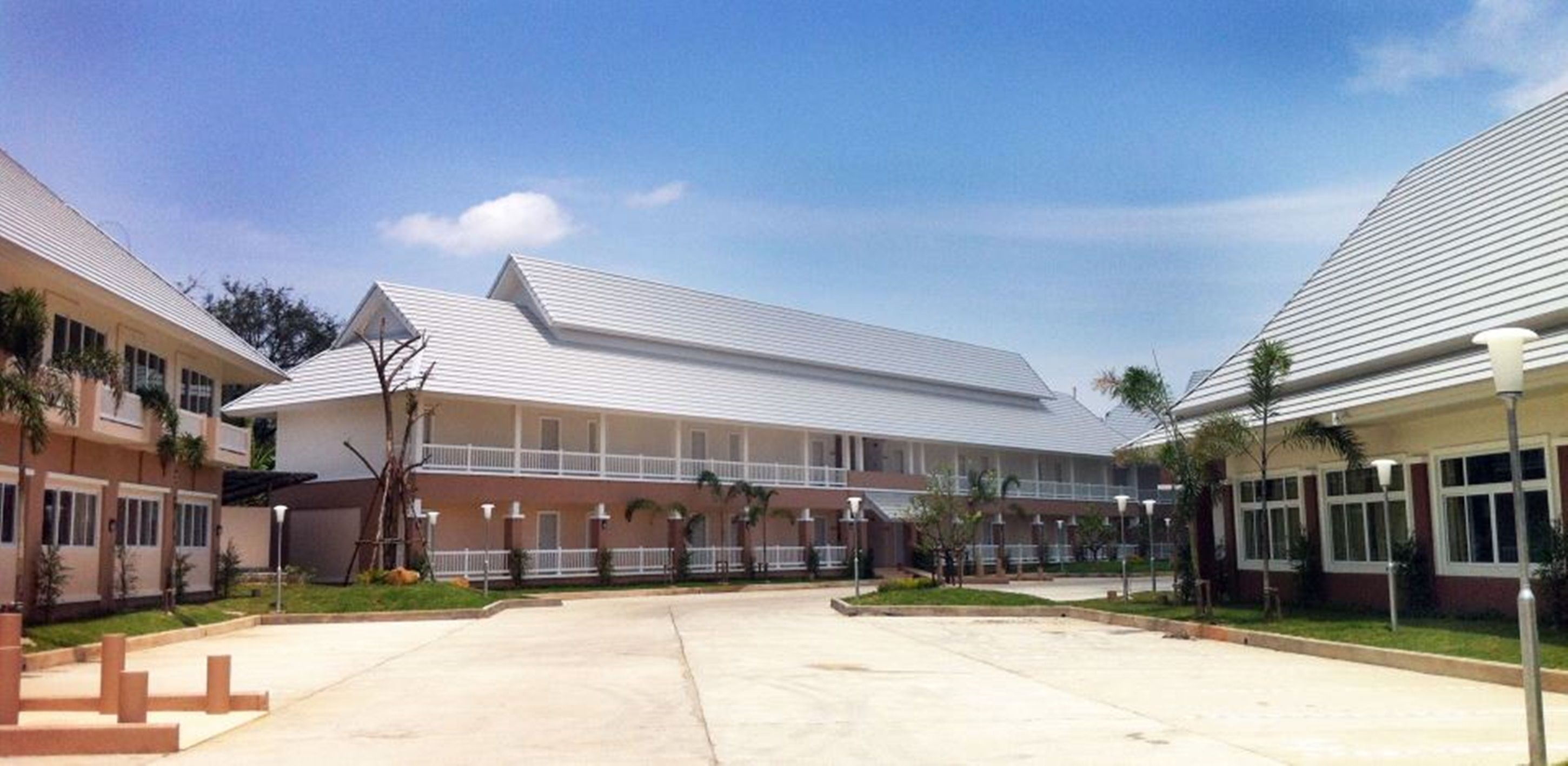 Um edifício com telhado plano e um pátio central.