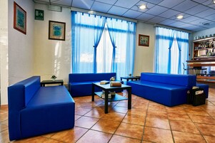 Área de estar no saguão