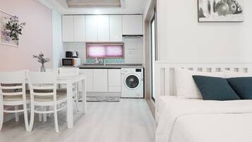 Duplex família, 2 quartos, vista para o oceano (22 PY) | Individualmente decorados, espaço de trabalho para notebook