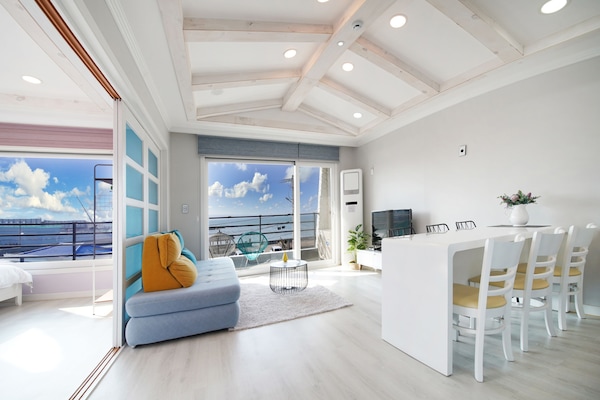 Quarto Triplo Familiar, 2 quartos (with 1 Living room, 32 PY) | Sala de estar | TV de ecrã plano