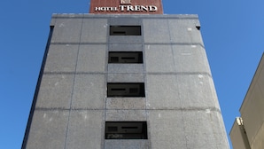 Um edifício alto com uma placa que diz 