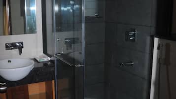 Quarto executivo | Banheiro | Chuveiro, produtos de toalete grátis