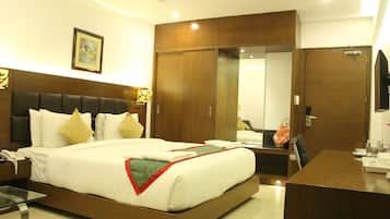 Quarto luxo | Área de estar | TV de tela plana 42 polegadas com canais a cabo, TV, DVD player