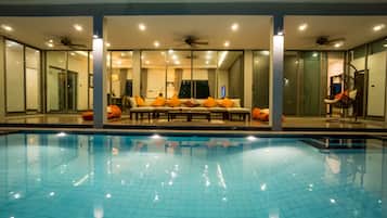 Villa Deluxe, 5 quartos, piscina privativa, junto à piscina | Piscina exterior | Piscina exterior, toldos gratuitos, guarda-sóis