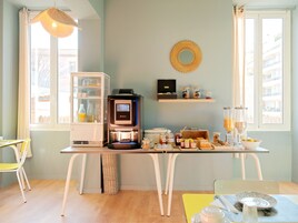 Pequeno-almoço tipo buffet diário (12 EUR por pessoa) 