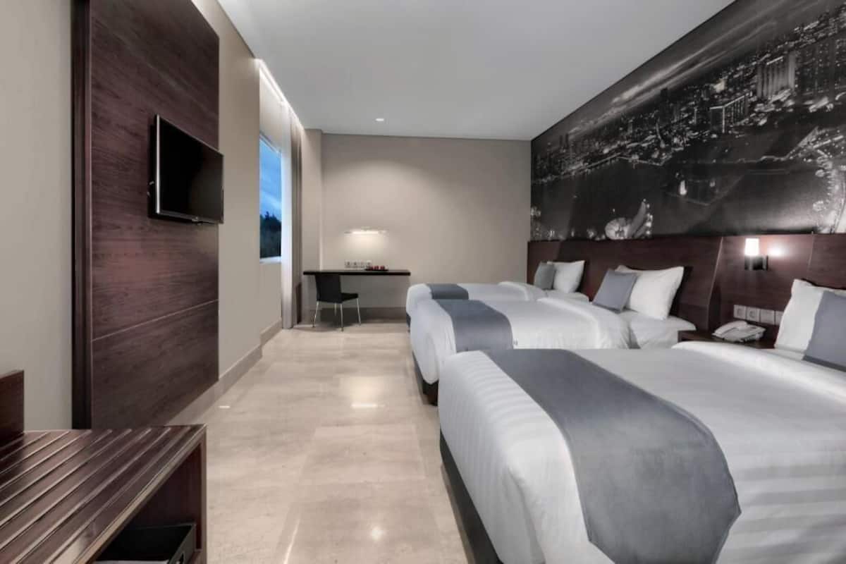 Cofre no quarto, secretária, cortinas/cortinados opacos