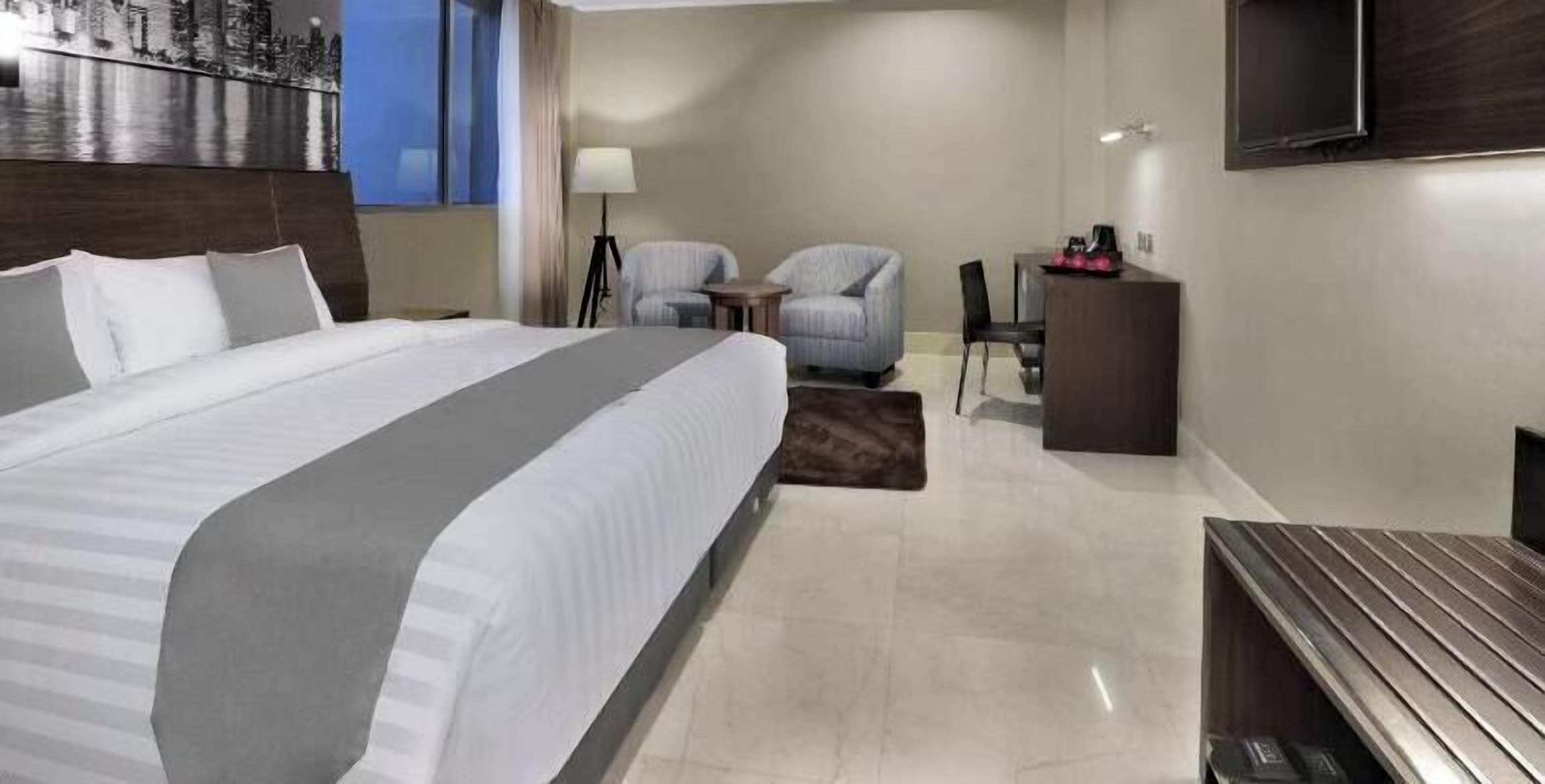 Cofre no quarto, secretária, cortinas/cortinados opacos 