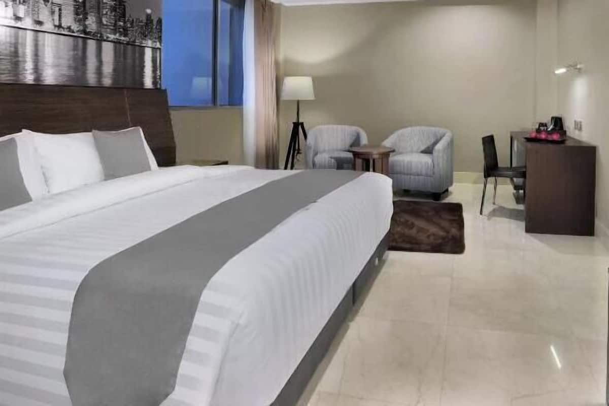 Cofre no quarto, secretária, cortinas/cortinados opacos