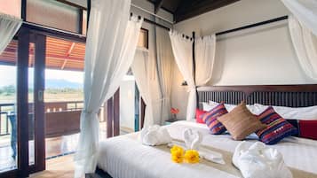 Quarto Duplo Deluxe | Roupa hipoalergénica, minibar, cofre no quarto, secretária