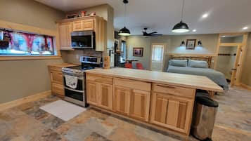 Apartamento Familiar, 2 quartos | Cozinha privada | Um frigorífico, um micro-ondas, uma cafeteira/bule