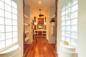 Garden View | Casa de banho | Um polibã, um chuveiro fixo, artigos de higiene pessoal grátis 