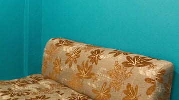 Standard Double Bed | Área de estar | TV de tela plana