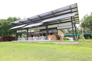 Pequenos-almoços, almoços, jantares servidos, cozinha internacional 