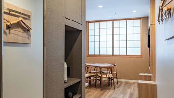 Quarto grand, para não fumantes | 1 quarto, cortinas blackout, ferros/tábuas de passar roupa