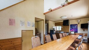 Casa de campo básico, vários quartos, para não fumantes, cozinha americana (Large) | Área de estar | TV de tela plana 14 polegadas com canais a cabo