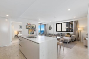 Cofres nos quartos, cortinas blackout, ferros/tábuas de passar roupa