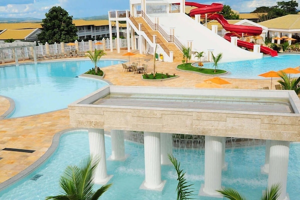 15 piscinas externas