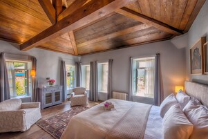 Villa Deluxe, 2 quartos, terraço, vista para o mar | Minibar, cofre no quarto, com decoração personalizada 