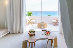 Fantasy Dream suite with private pool, Hot Tub and sea view | Sala de estar | Televisor de ecrã plano de 31 polegadas com canais por cabo, televisor 