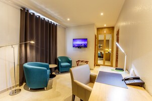 Quarto Executivo | Roupa de alta qualidade, edredões de penas, cofre no quarto, secretária 