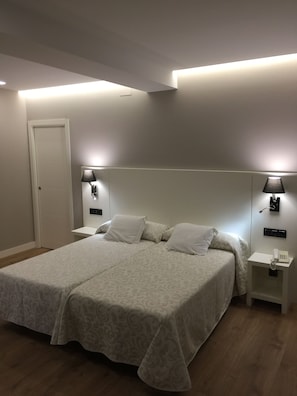 Quarto casal ou duplo | Cortinas blackout, Wi-Fi de cortesia, roupa de cama