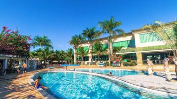 12 piscinas exteriores, espreguiçadeiras