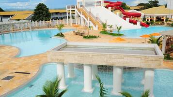 12 piscinas exteriores, espreguiçadeiras