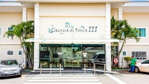 Um edifício com uma placa de identificação que diz 'Casual di Roma III' na entrada.