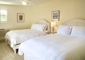 Quarto Duplo Standard, 2 camas de casal | Roupa hipoalergénica, cofre no quarto, ferro/tábua de engomar 