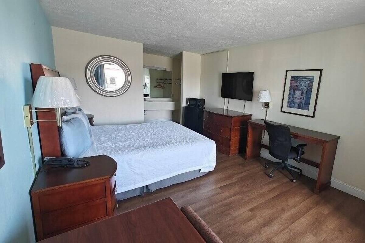 Quarto, 1 cama king-size, não fumadores | Secretária, Wi-fi grátis, roupa de cama fornecida