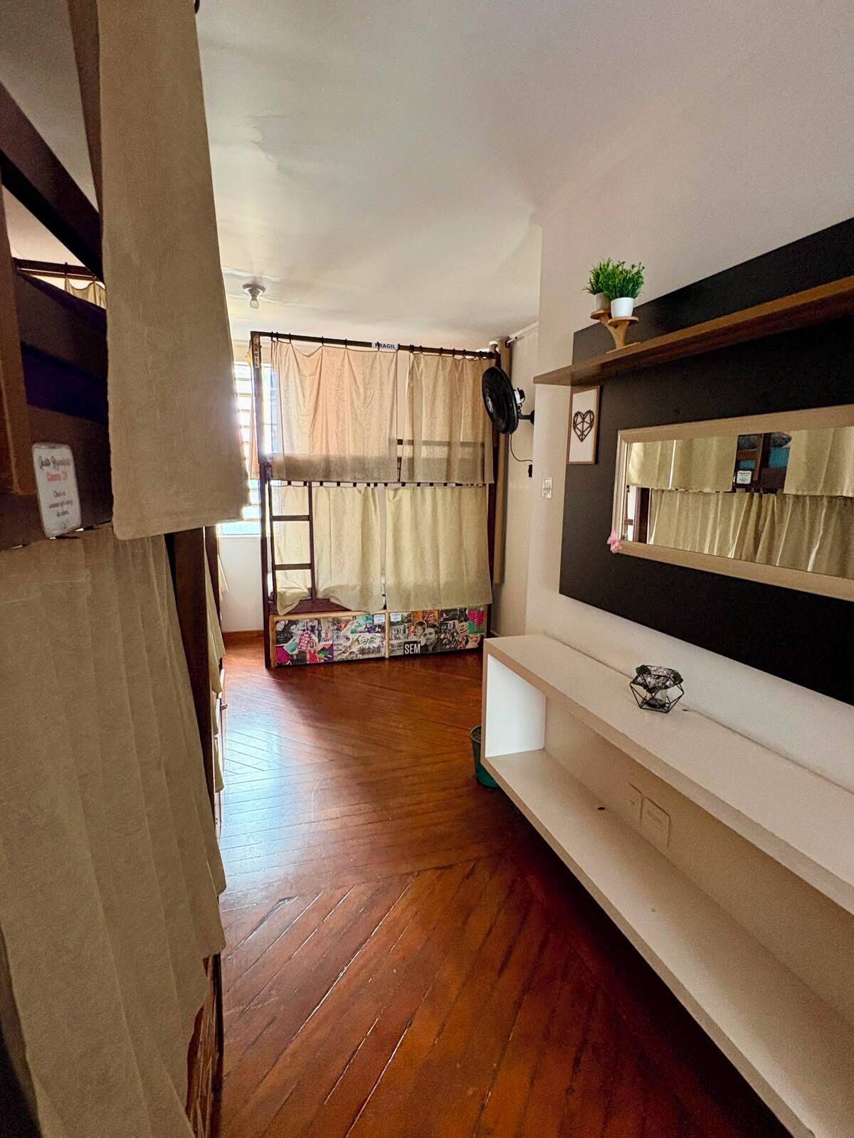 Cama em dormitorio feminino com 8 camas e ventilador | Wi-fi grátis, roupa de cama fornecida 