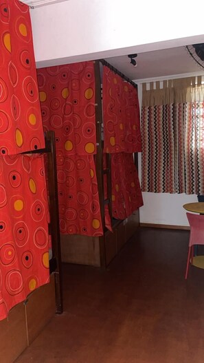 Cama em dormitorio misto com 4 camas e ventilador | Wi-fi grátis, roupa de cama fornecida 