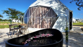 Produtos de toalete grátis, toalhas de banho, sabonete, shampoo