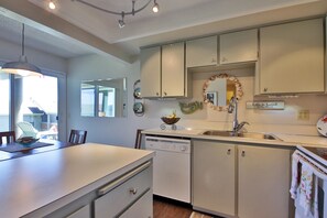 Casa, 2 Quartos, Vista Mar | Cozinha privada | Um frigorífico, um micro-ondas, uma placa de cozinha 