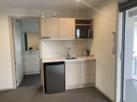 Quarto Executivo, 2 quartos, frigorífico e micro-ondas (First Floor) | Cozinha privada | Uma cafeteira/bule, um frigorífico, um micro-ondas 