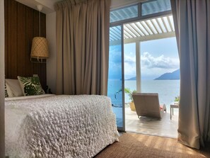 Quarto standard, vista para o mar | Escrivaninha, ferros/tábuas de passar roupa, roupa de cama