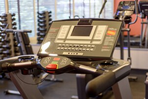 Uma bicicleta ergométrica com visor digital e painel de controle.