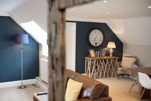 Suite Deluxe, 2 quartos | Roupa de alta qualidade, secretária, ferro/tábua de engomar