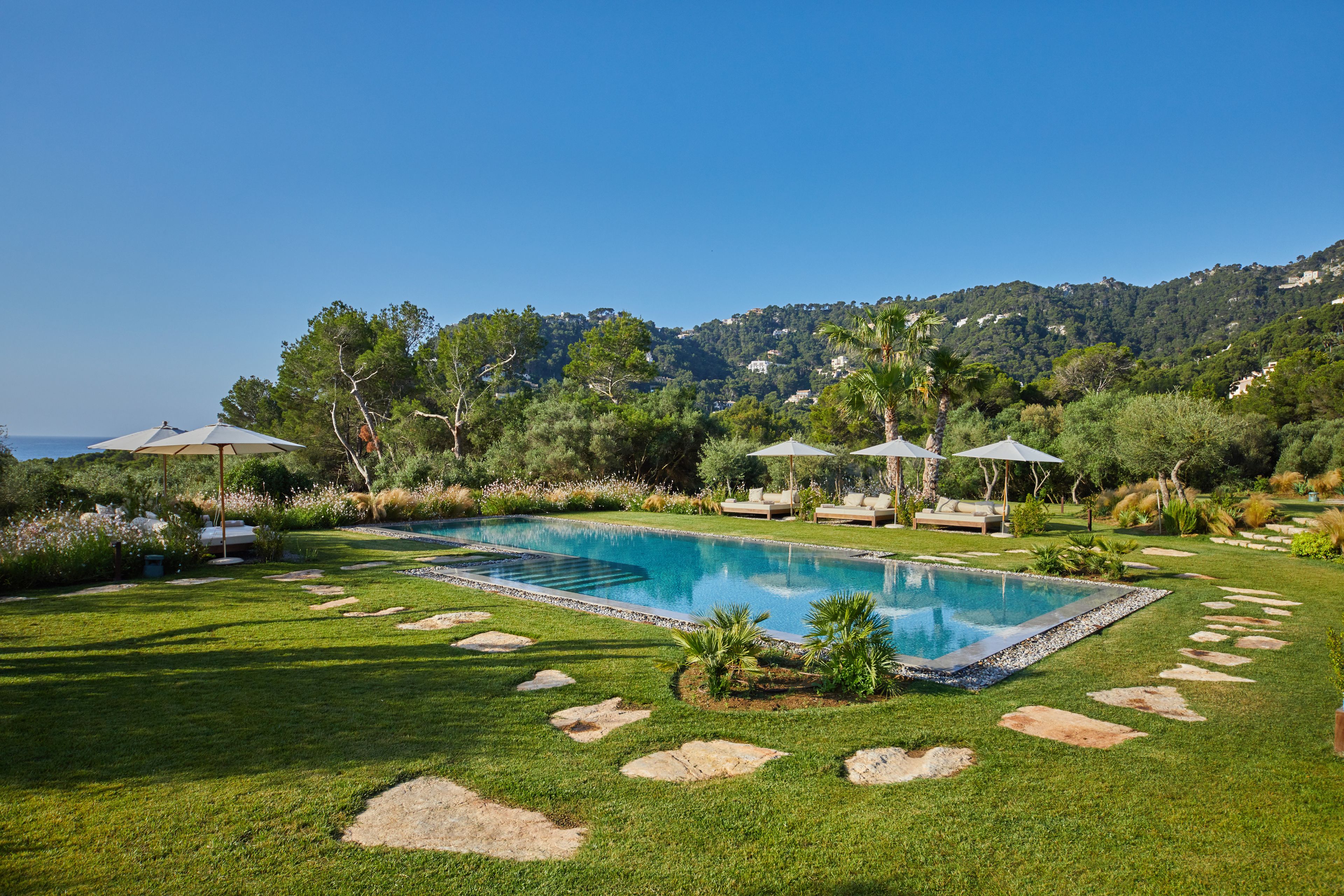 3 piscinas exteriores, guarda-sóis, espreguiçadeiras 