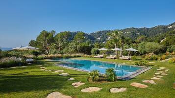 3 piscinas exteriores, guarda-sóis, espreguiçadeiras