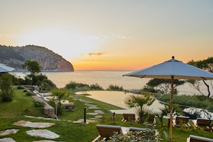 3 piscinas exteriores, guarda-sóis, espreguiçadeiras