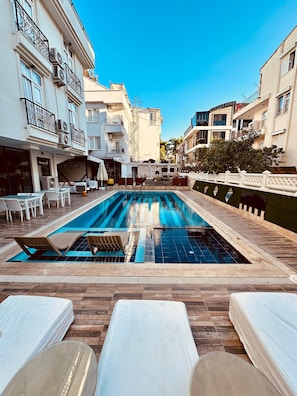 Piscina exterior, espreguiçadeiras 