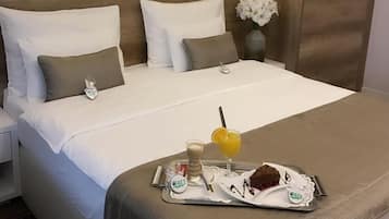 Frigobar, cofres nos quartos, escrivaninha, quartos à prova de som