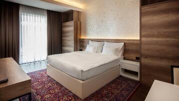 Frigobar, cofres nos quartos, escrivaninha, quartos à prova de som