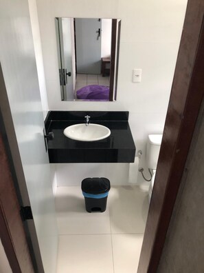 Chuveiro, toalhas de banho