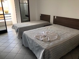 Frigobar, cortinas blackout, camas extras/dobráveis (sobretaxa)