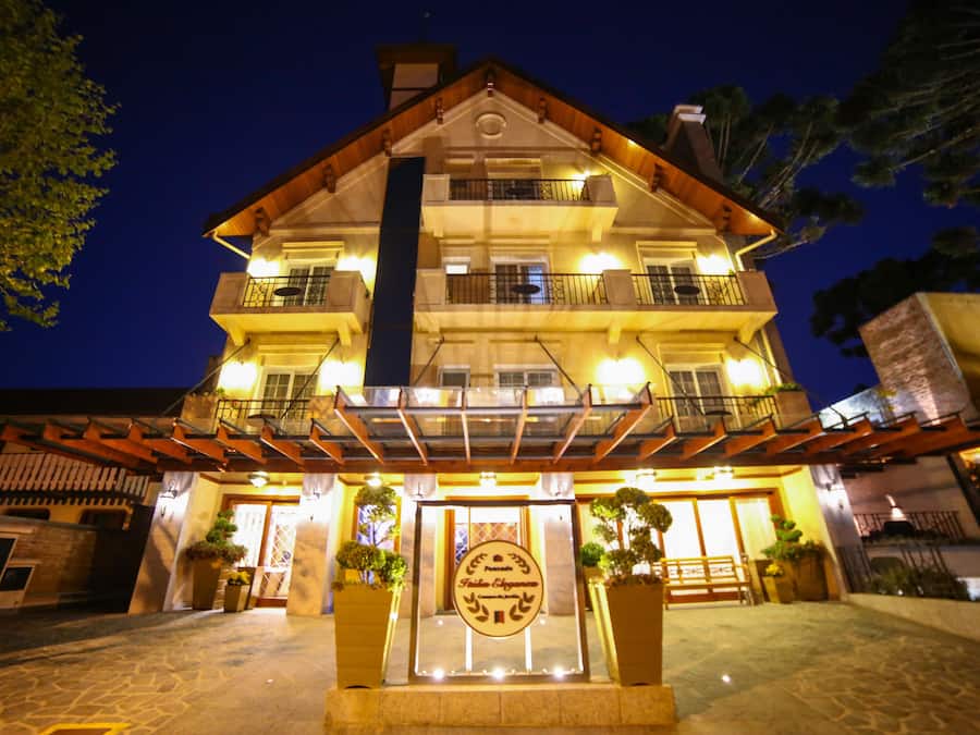 Fachada da propriedade à noite