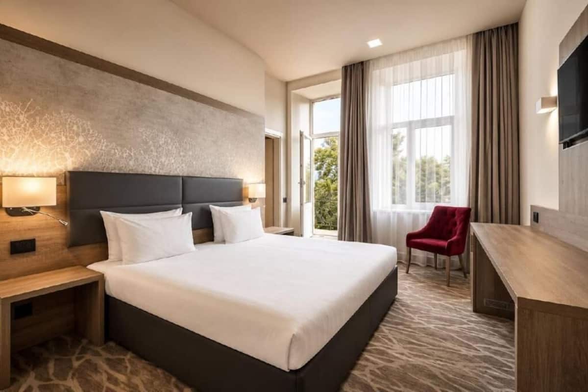 Quarto superior, sacada, vista para a cidade | Roupas de cama premium, frigobar, cofres nos quartos, escrivaninha