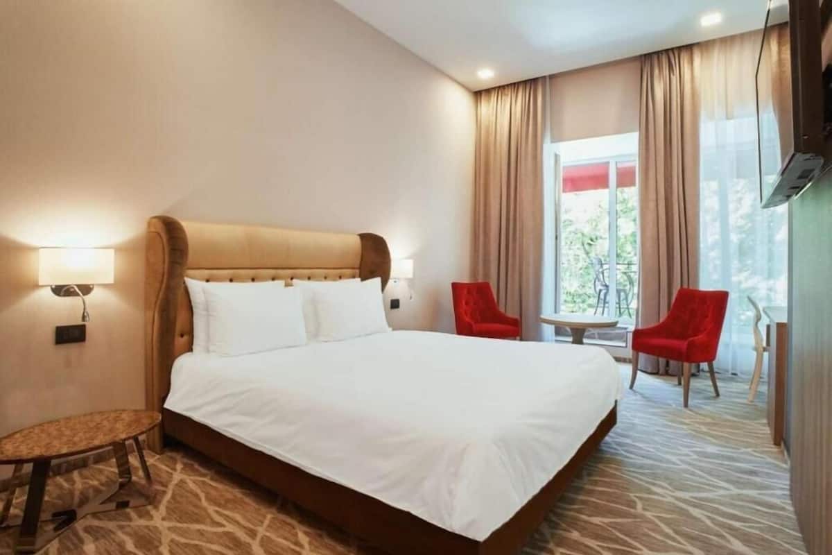 Quarto premium (Derbybasivska View) | Roupas de cama premium, frigobar, cofres nos quartos, escrivaninha
